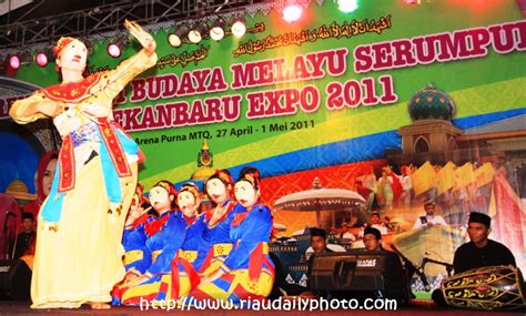 Tari Topeng Mak Yong Riau Daily Photo