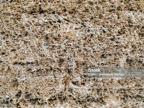 황토 껍질 바위로 만든 신더 블록의 오래된 벽이 닫힙습니다 돌 표면의 질감 갈색에 대한 스톡 사진 및 기타 이미지 갈색 거친 건물 외관 Istock