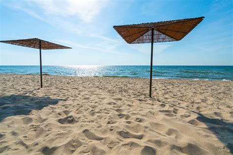 여름의 아름다운 화창한 날에 그렇지 않으면 빈 모래 사장에 갈대 차양 발트해 바다 헬 폴란드 휴가 레저 여름 휴가 0명에 대한 스톡 사진 및 기타 이미지 Istock