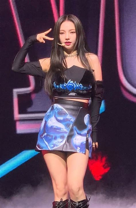 Pin Di Aespa Outfit