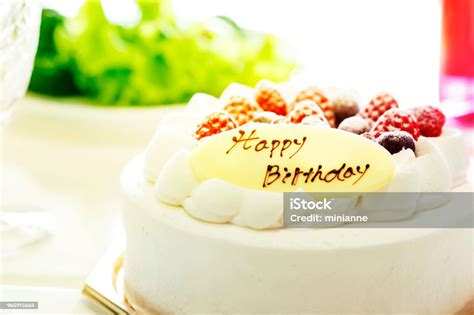 딸기와 블루베리 크림 케이크와 샐러드와 샴페인 흰색 배경에 고립 클로즈업 Political Party에 대한 스톡 사진 및 기타 이미지 Political Party