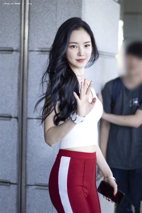 흰색탑에 빨간 츄리닝 바지 Son나은  인스티즈 Instiz 이슈 카테고리