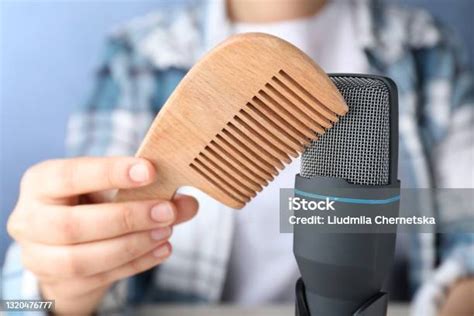 마이크와 나무 빗 클로즈업으로 Asmr 사운드를 만드는 여성 자율 감각 쾌락 반응에 대한 스톡 사진 및 기타 이미지 자율