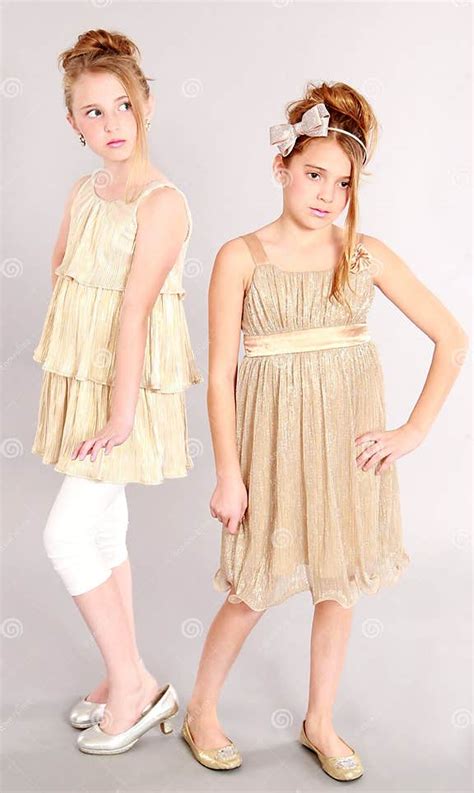 Integral De Dos Pequeñas Muchachas Rubias Foto De Archivo Imagen De