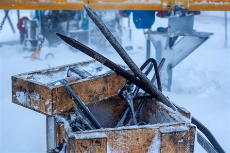 가스 우물 수리 도구 겨울에는 눈이 내리고 가스 우물의 정밀 검사 코일 튜브 설치 건설 기계류에 대한 스톡 사진 및 기타 이미지 건설 기계류 건설 산업 건축물