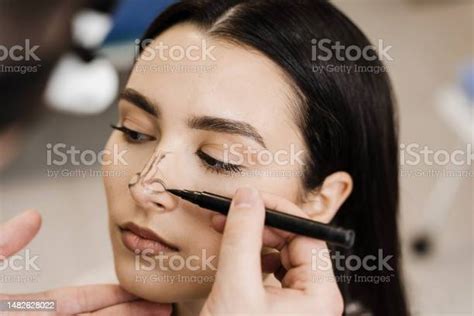 코 성형술 마크 업 코 클로즈업 코 성형술은 코의 모양을 바꾸고 호흡을 개선하기 위해 코 수술을 재구성하는 것입니다 이비인후과 의사가 코 성형술 전에 코에 마크 업 라인을