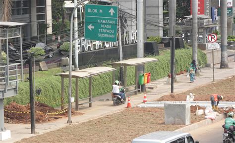 Foto Trotoar Halte Sudirman Dibongkar Lagi Tagar