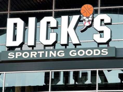 Dicks Sporting Goods Earnings And Comp Sales Miss Shares Crash
