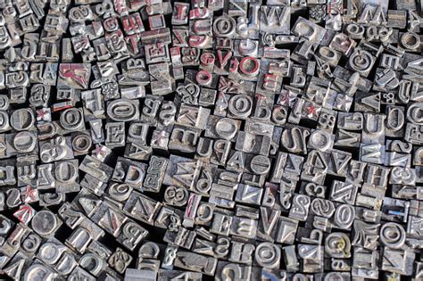 다양한 글꼴 대문자와 소문자 골동품 문자 모든 모양과 크기의 오래되고 중고된 나무 조판 문자 블록의 질감 있는 배경 0명에 대한 스톡 사진 및 기타 이미지 Istock