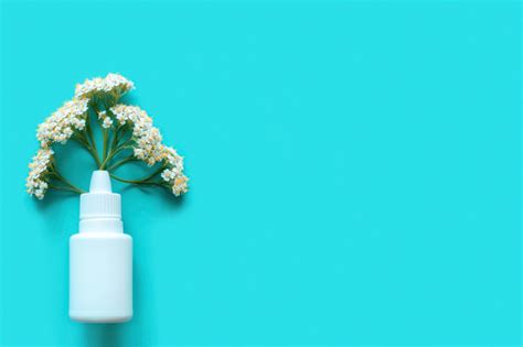 항히스타민 제 비강 스프레이 꽃 개념 텍스트를위한 공간이있는 파란색 배경에 계절 알레르기 감기와 독감에 대한 스톡 사진 및 기타