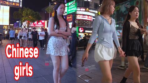 Chinese Girls Are Very Feminine With Beautiful Scenery On The Streets