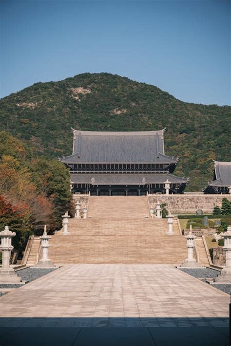 집 밖의 건축 경치가 좋은 고베 관광 교토 돌 통로 동아시아 랜드마크 명상적인 문화 관광 문화 여행 문화 유산 문화적 랜드마크 불교 불교 사원