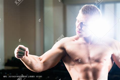 强壮的男人健美运动员在健身房摆姿势哑铃在背景中 摄影素材 汇图网www huitu