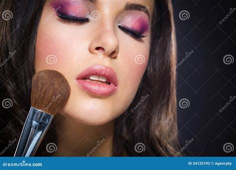 Ritratto Della Ragazza Con Gli Occhi Chiusi Che Applicano Trucco