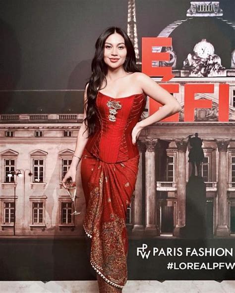 Pesona Ariel Tatum Pakai Kemben Merah Dan Rok Batik Di Paris Secantik Bidadari Okezone Lifestyle