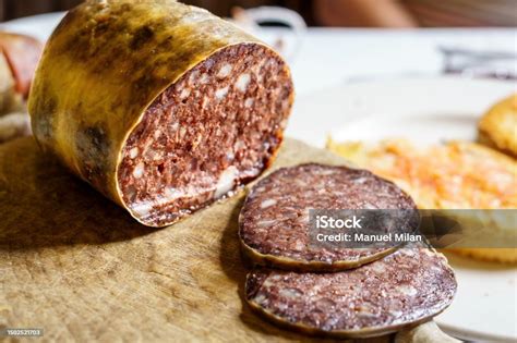 Paltruc 또는 Bull 또는 Donegal은 가장 두꺼운 말린 돼지 고기 소시지입니다 돼지고기로 만든 돼지고기의 뷔페 또는 두꺼운 내장으로 만든 소시지입니다 스페인