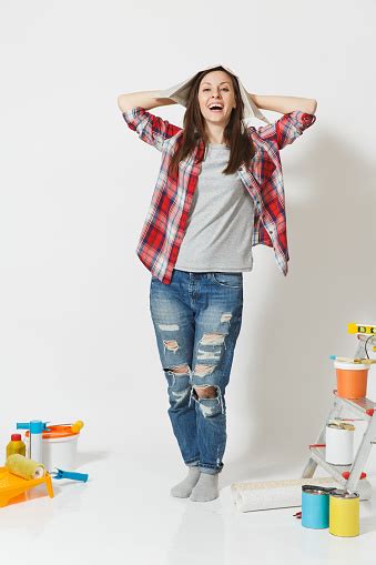 전체 길이 신문 모자 서 흰색 배경에 고립 된 재건축 아파트 홈 기기 근처에 여자의 초상화 배경 화면 접착 페인팅 도구에 대 한 액세서리입니다 수리 개념입니다 개선에 대한