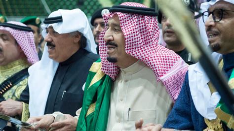 بالصور الملك سلمان يؤدي العرضة بالسيف ويقبل علم السعودية ونجله الأمير محمد يزور جرحى الجيش