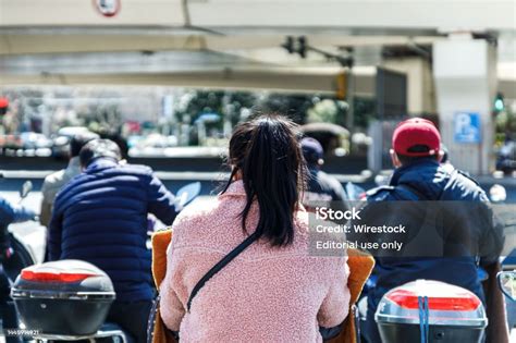 스쿠터를 탄 사람들의 배경에 분홍색 코트를 입은 여자의 클로즈업 중국 상하이 교통에 대한 스톡 사진 및 기타 이미지 교통 군중 남자 Istock