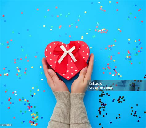 여러 가지 색종이와 파란색 배경에 활과 빨간 골판지 상자를 들고 두 여성 손 계절에 대한 스톡 사진 및 기타 이미지 계절 공휴일 기념일 Istock