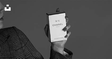 양복을 입고 넥타이를 맨 남자가 상자를 들고 있다 사진 Unsplash의 무료 사람 이미지