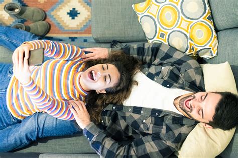 소년과 소녀는 휴대 전화로 셀카를 만드는 소파에 젊은 부부 휴식을 취하십시오 휴식 사랑 과 기술 개념 2명에 대한 스톡 사진 및 기타 이미지 Istock