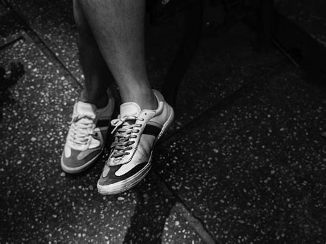 무료 이미지 검정색과 흰색 화이트 남성 다리 봄 바닥 더러운 어둠 검은 단색화 남자 운동화 신발 끈 신발류 쌍 평상복 강사 흑백 사진