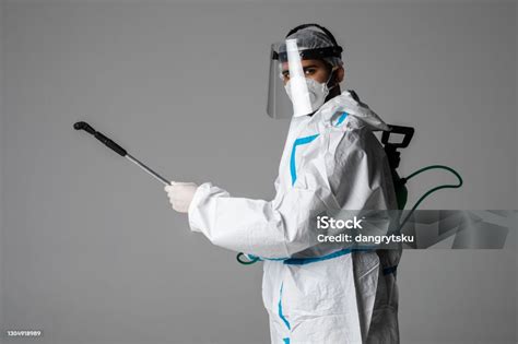 흰색 배경에 스프레이와 함께 크기 조정 헤이즈마트 정장에 메딕 남자의 전체 길이 프로필 샷 감염에 대한 스톡 사진 및 기타 이미지 감염 바이러스 방패 Istock