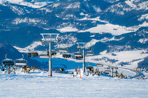 의자에 승강장과 장엄한 산을 배경으로 스키 리조트의 탁 트인 전망을 감상하실 수 있습니다 겨울에 대한 스톡 사진 및 기타 이미지 겨울 스키 리조트 경관 Istock