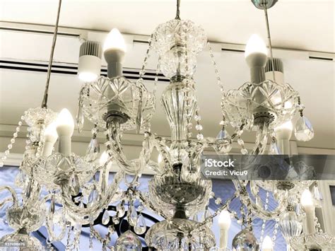 비싼 인테리어입니다 투명 한 유리 구슬의 큰 전기 샹들리입니다 흰색 천장 치장 벽 토 조형 장식 0명에 대한 스톡 사진 및 기타 이미지 Istock