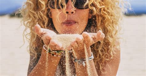 여름 휴가 휴가와 사람들은 여행과 아름다운 금발 여자와 함께 해변 개념 부드러운 모래를 불고 태양과 계절을 즐긴다 여성의 초상화 사진 Unsplash의 머리 이미지