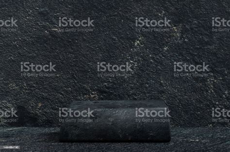 동굴에 있는 검은 돌 연단 어두운 돌 받침대 디스플레이 배경 3d 렌더링 검은색에 대한 스톡 사진 및 기타 이미지 검은색 도시를 벗어난 장면 생활필수품 Istock