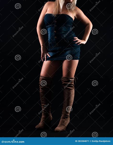 Curves In Focus Celebrating Beauty And Confidence With A Curvy Goddess