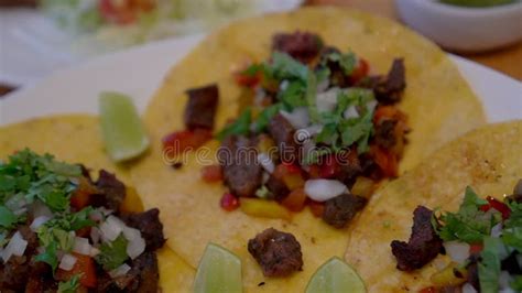 Tortilla De Maíz Suave Taco Mano Comiendo Salsa De Jelapeno Verde Salsa