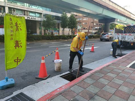 臺北市政府環境保護局環保稽查大隊 環保新聞 軒嵐諾颱風來襲 環保局全面整備防颱 加強溝渠巡檢清疏