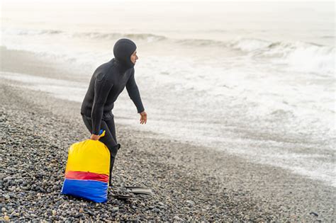 물고기를 잡을 준비가 된 그물과 돌이 든 가방을 들고 있는 어부 30 39세에 대한 스톡 사진 및 기타 이미지 30 39세 가방 개성 개념 Istock