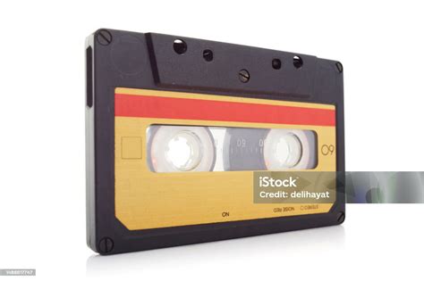 오래 된 복고풍 카세트 테이프입니다 흰색 배경에 분리된 빈티지 80년대 음악 테이프 0명에 대한 스톡 사진 및 기타 이미지 0명 C90 카세트 테이프 개념 기호