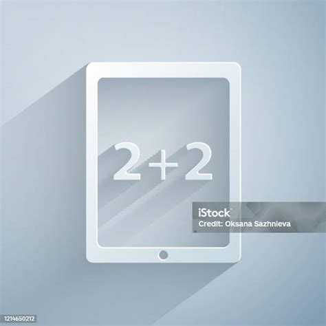 회색 배경에 격리 된 계산기 아이콘으로 태블릿을 잘라 종이 회계 기호입니다 비즈니스 계산 수학 교육 종이 아트 스타일입니다 벡터 일러스트레이션 0명에 대한 스톡 벡터 아트