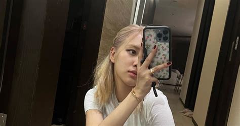 블랙핑크 로제 흰티와 청바지 입고 완벽한 슬랜더