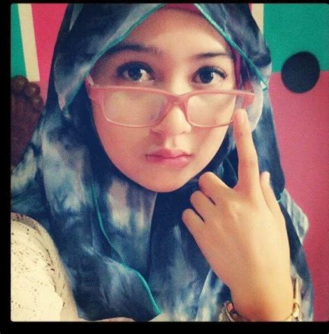 Kumpulan Foto Cewek Cantik Berjilbab Berkacamata Terbaru 2020 Triviaries