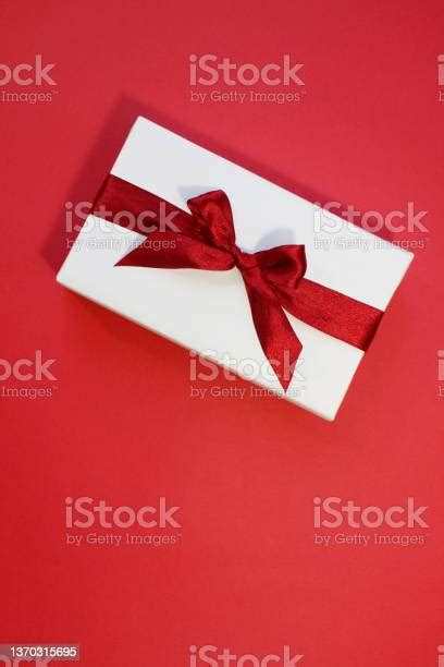 발렌타인 데이 배너 빨간색 배경에 빨간색 리본이있는 흰색 선물 상자 플랫 레이 상단 보기 사랑과 로맨스 개념 개념에 대한 스톡 사진 및 기타 이미지 Istock