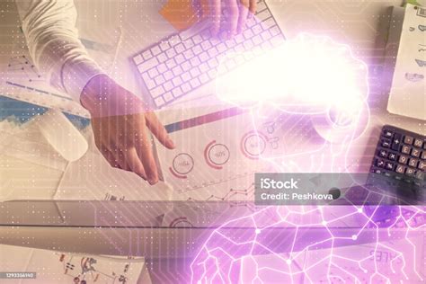 컴퓨터 키보드와 가상 현실 홀로그램 그림을 통해 입력 하는 사람의 손의 두 번 노출 맨 위 보기입니다 기술 개념 미래 가상현실에 대한 스톡 사진 및 기타 이미지 Istock