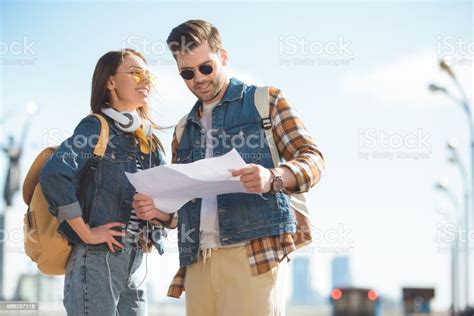 지도 보고 하는 선글라스에 배낭 여행자의 세련 된 젊은 부부 공휴일에 대한 스톡 사진 및 기타 이미지 공휴일 관광 관광객
