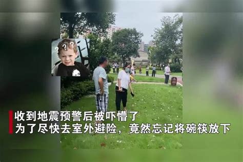地震来临时，男子带着碗筷急忙跑到楼下避险，妻子被逗得哈哈大笑碗筷带着男子