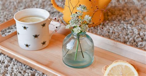 꽃병과 차 한 잔이 담긴 쟁반 사진 Unsplash의 찻주전자 이미지