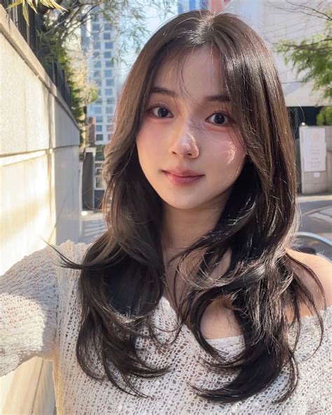 요닝 류영채 • 레이어드컷 레이어드펌 푸딩브라운 봄바람에 살랑이는 레이어드펌 스타일 🌤️ 요닝 요닝류영채 레이어드컷 웨이브펌 여자헤어스타일 Instagram