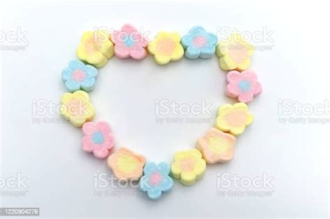흰색 배경에 마시멜로의 파스텔 달콤한 꽃 모양입니다 복사 공간을 위한 하트 디자인 0명에 대한 스톡 사진 및 기타 이미지 0명 개념 갯솜뼈 Istock