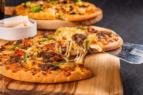 Fotografia Do Stock 신선한 재료로 만든 토핑을 올린 맛있는 이탈리아 전통 피자 Adobe Stock