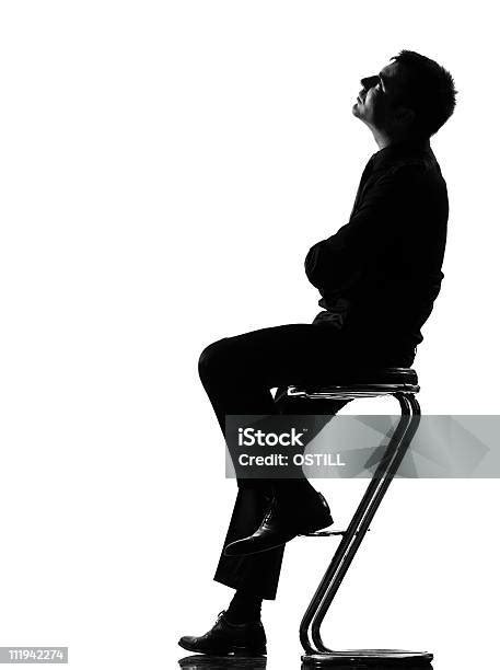 실루엣 남자가 카메라를 향해 미소 짓는 생각에 잠긴 때 전체 길이 루킹 바라요 남자에 대한 스톡 사진 및 기타 이미지 남자 위를 보기 역광 Istock