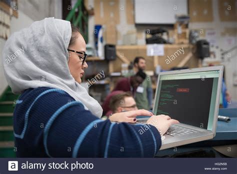 Weiblicher Hacker Fotos Und Bildmaterial In Hoher Auflösung Alamy